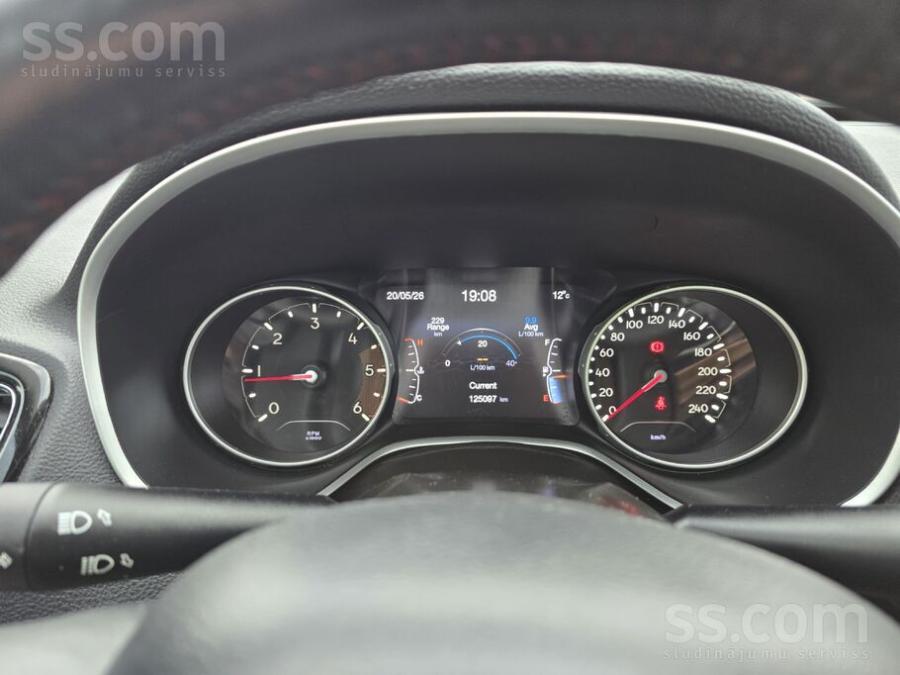 White Jeep Compass 2018 in Riga, with an engine capacity of 2.00 L and mileage of 125 thousand km for 15550 €, photo 6 on AUTOMOTO.COM.LV