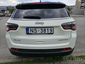 White Jeep Compass 2018 in Riga, with an engine capacity of 2.00 L and mileage of 125 thousand km for 15550 €, photo 7 on AUTOMOTO.COM.LV