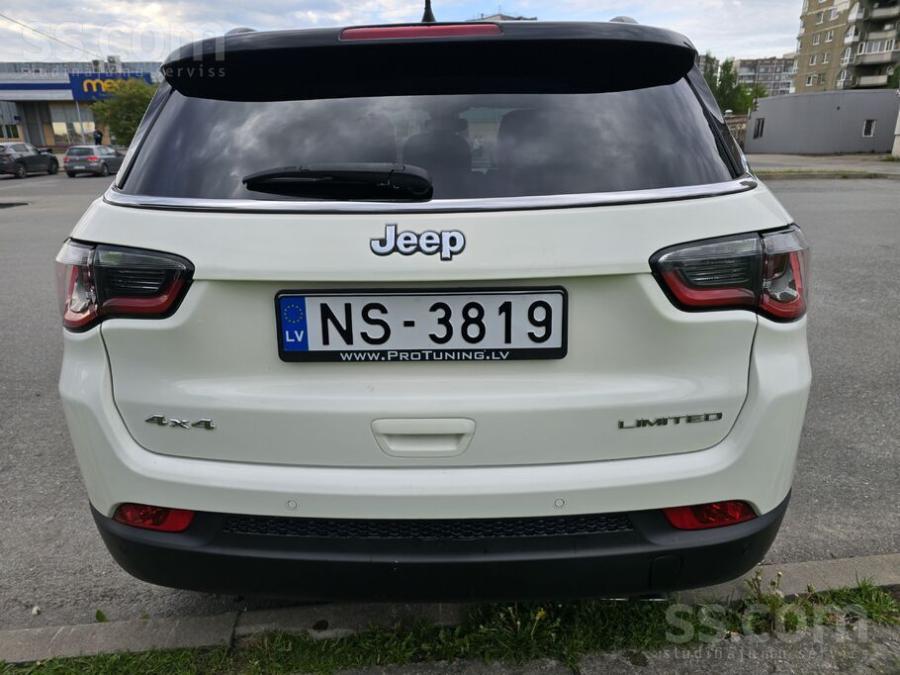 White Jeep Compass 2018 in Riga, with an engine capacity of 2.00 L and mileage of 125 thousand km for 15550 €, photo 7 on AUTOMOTO.COM.LV