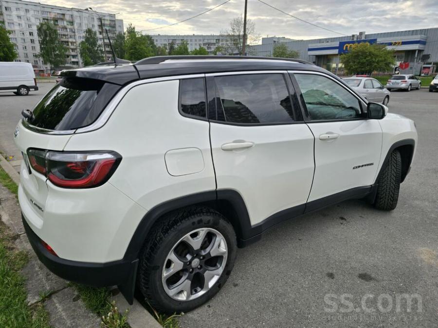 White Jeep Compass 2018 in Riga, with an engine capacity of 2.00 L and mileage of 125 thousand km for 15550 €, photo 8 on AUTOMOTO.COM.LV