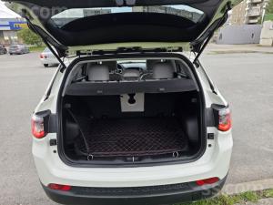 White Jeep Compass 2018 in Riga, with an engine capacity of 2.00 L and mileage of 125 thousand km for 15550 €, photo 9 on AUTOMOTO.COM.LV