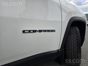 White Jeep Compass 2018 in Riga, with an engine capacity of 2.00 L and mileage of 125 thousand km for 15550 €, photo 12 on AUTOMOTO.COM.LV