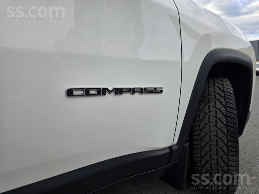 White Jeep Compass 2018 in Riga, with an engine capacity of 2.00 L and mileage of 125 thousand km for 15550 €, photo 12 on AUTOMOTO.COM.LV