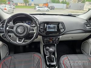 White Jeep Compass 2018 in Riga, with an engine capacity of 2.00 L and mileage of 125 thousand km for 15550 €, photo 14 on AUTOMOTO.COM.LV
