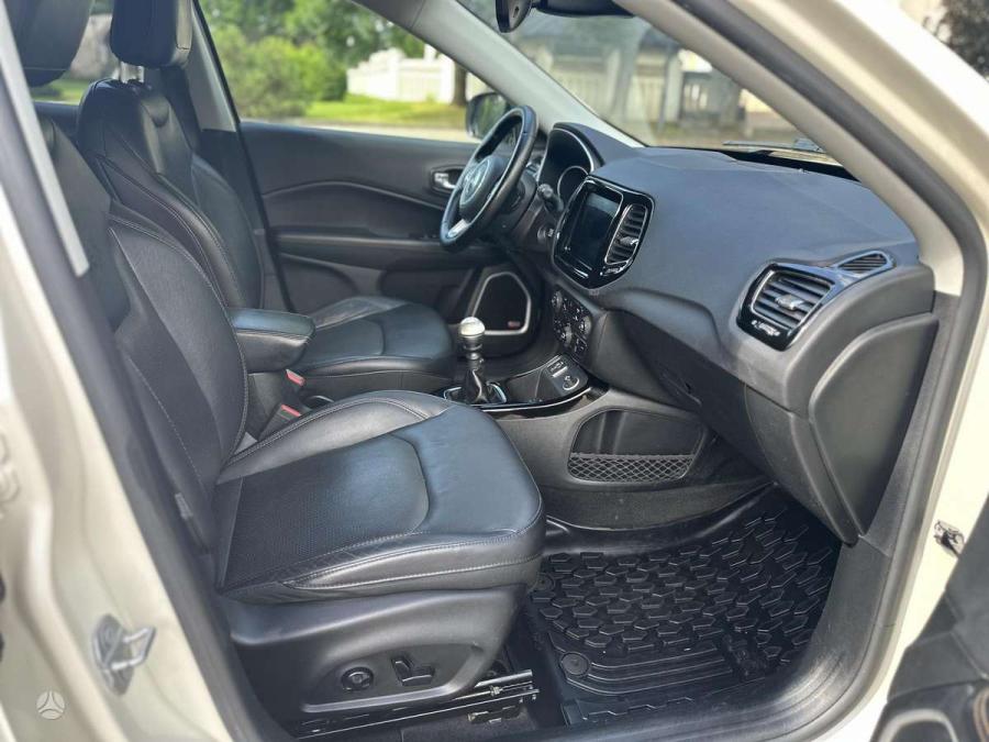 White Jeep Compass 2018 in Taurage, with an engine capacity of 1.60 L and mileage of 235 thousand km for 9900 €, photo 8 on AUTOMOTO.COM.LV