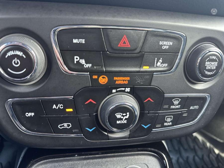 White Jeep Compass 2018 in Taurage, with an engine capacity of 1.60 L and mileage of 235 thousand km for 9900 €, photo 12 on AUTOMOTO.COM.LV