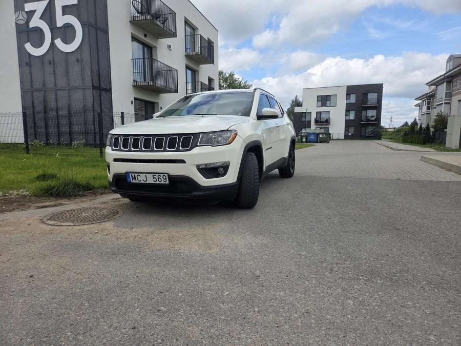 White Jeep Compass 2018 in Kaunas, with an engine capacity of 2.36 L and mileage of 128 thousand km for 10500 €, photo 1 on AUTOMOTO.COM.LV