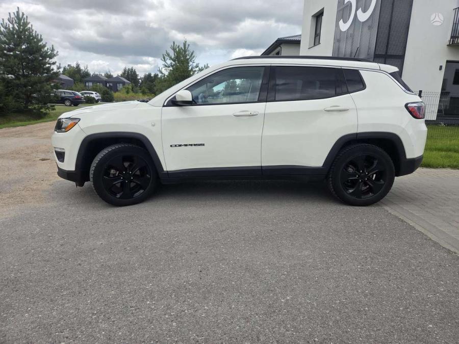 White Jeep Compass 2018 in Kaunas, with an engine capacity of 2.36 L and mileage of 128 thousand km for 10500 €, photo 3 on AUTOMOTO.COM.LV