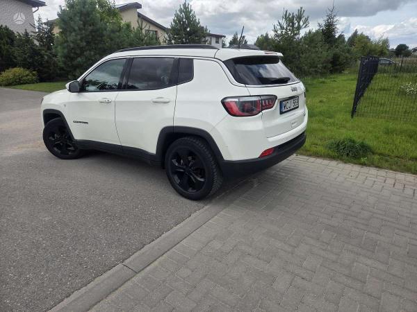 White Jeep Compass 2018 in Kaunas, with an engine capacity of 2.36 L and mileage of 128 thousand km for 10500 €, photo 3 on AUTOMOTO.COM.LV