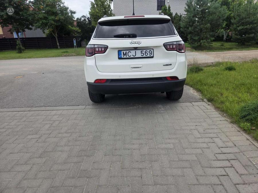 White Jeep Compass 2018 in Kaunas, with an engine capacity of 2.36 L and mileage of 128 thousand km for 10500 €, photo 5 on AUTOMOTO.COM.LV