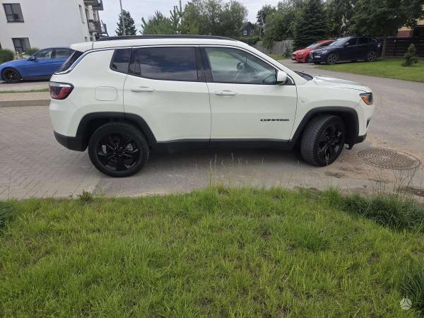 White Jeep Compass 2018 in Kaunas, with an engine capacity of 2.36 L and mileage of 128 thousand km for 10500 €, photo 6 on AUTOMOTO.COM.LV