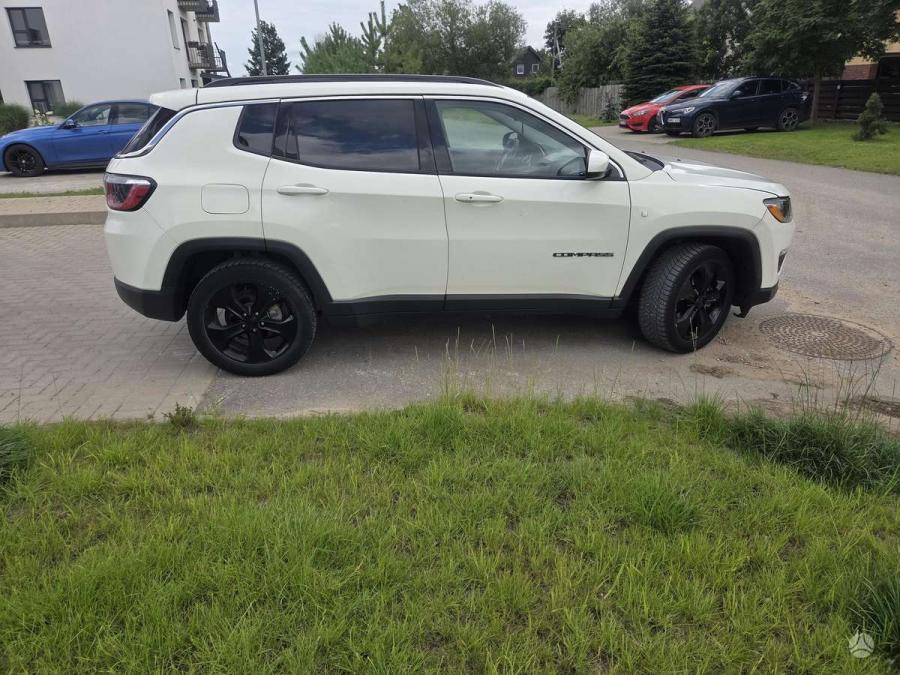 White Jeep Compass 2018 in Kaunas, with an engine capacity of 2.36 L and mileage of 128 thousand km for 10500 €, photo 7 on AUTOMOTO.COM.LV