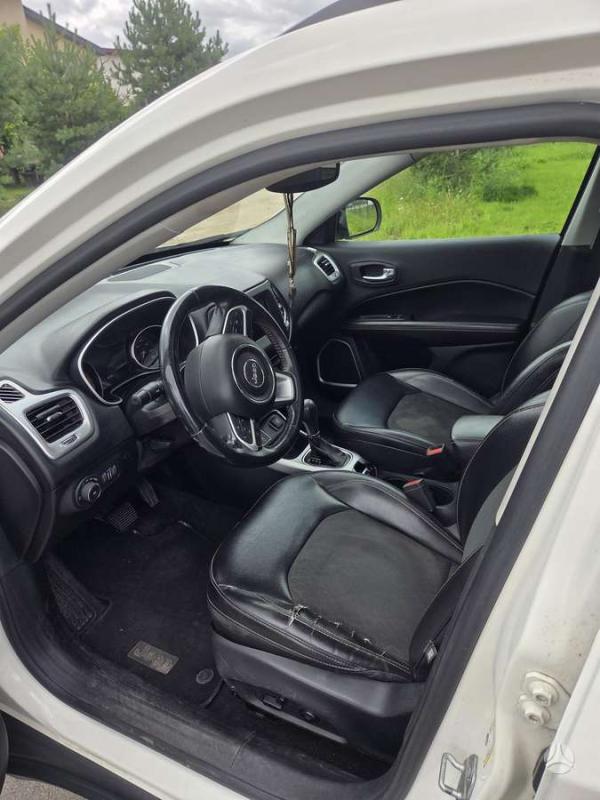 White Jeep Compass 2018 in Kaunas, with an engine capacity of 2.36 L and mileage of 128 thousand km for 10500 €, photo 9 on AUTOMOTO.COM.LV