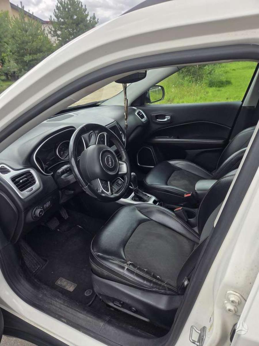 White Jeep Compass 2018 in Kaunas, with an engine capacity of 2.36 L and mileage of 128 thousand km for 10500 €, photo 10 on AUTOMOTO.COM.LV