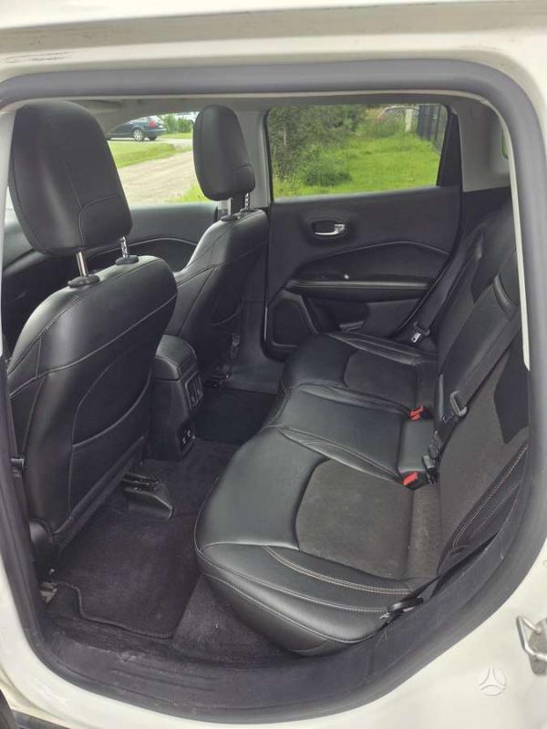 White Jeep Compass 2018 in Kaunas, with an engine capacity of 2.36 L and mileage of 128 thousand km for 10500 €, photo 10 on AUTOMOTO.COM.LV