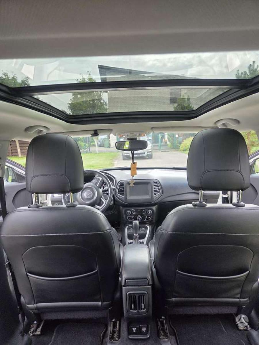 White Jeep Compass 2018 in Kaunas, with an engine capacity of 2.36 L and mileage of 128 thousand km for 10500 €, photo 12 on AUTOMOTO.COM.LV