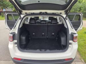 White Jeep Compass 2018 in Kaunas, with an engine capacity of 2.36 L and mileage of 128 thousand km for 10500 €, photo 13 on AUTOMOTO.COM.LV