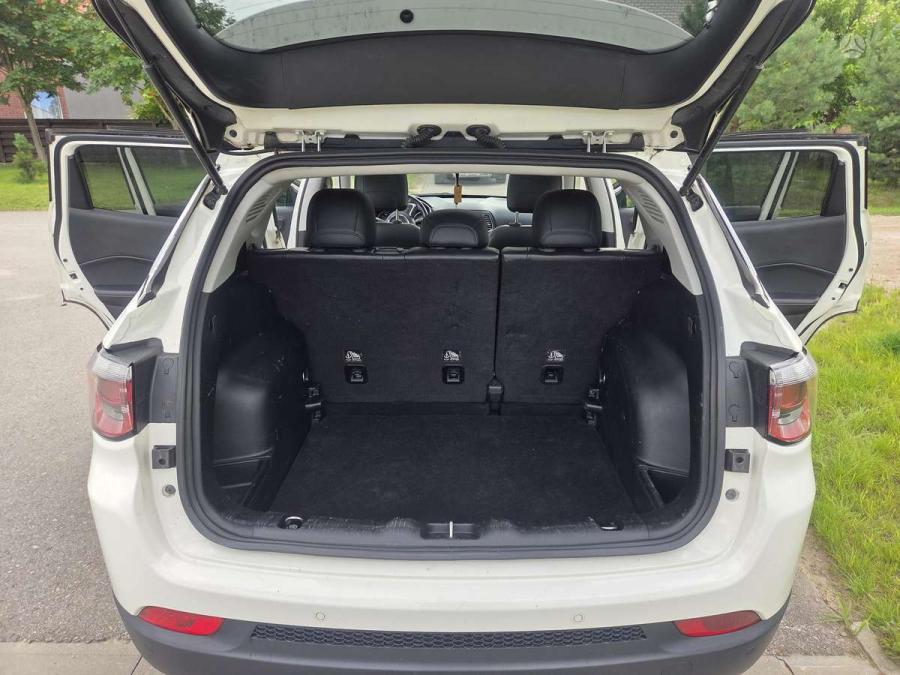 White Jeep Compass 2018 in Kaunas, with an engine capacity of 2.36 L and mileage of 128 thousand km for 10500 €, photo 13 on AUTOMOTO.COM.LV