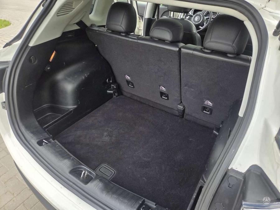 White Jeep Compass 2018 in Kaunas, with an engine capacity of 2.36 L and mileage of 128 thousand km for 10500 €, photo 14 on AUTOMOTO.COM.LV