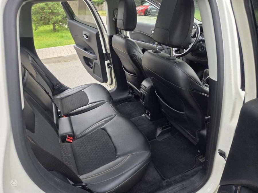 White Jeep Compass 2018 in Kaunas, with an engine capacity of 2.36 L and mileage of 128 thousand km for 10500 €, photo 15 on AUTOMOTO.COM.LV