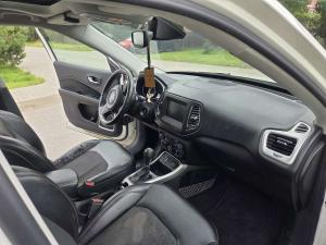 White Jeep Compass 2018 in Kaunas, with an engine capacity of 2.36 L and mileage of 128 thousand km for 10500 €, photo 16 on AUTOMOTO.COM.LV