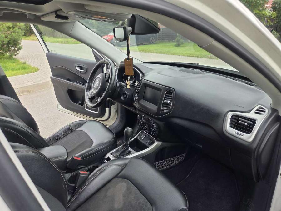 White Jeep Compass 2018 in Kaunas, with an engine capacity of 2.36 L and mileage of 128 thousand km for 10500 €, photo 16 on AUTOMOTO.COM.LV