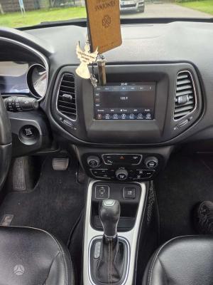 White Jeep Compass 2018 in Kaunas, with an engine capacity of 2.36 L and mileage of 128 thousand km for 10500 €, photo 17 on AUTOMOTO.COM.LV