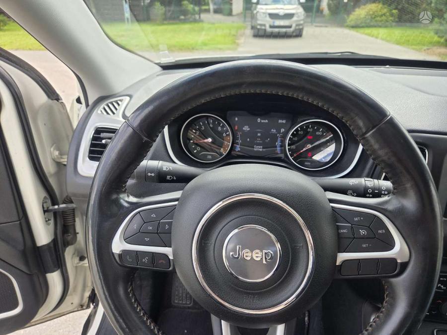 White Jeep Compass 2018 in Kaunas, with an engine capacity of 2.36 L and mileage of 128 thousand km for 10500 €, photo 18 on AUTOMOTO.COM.LV