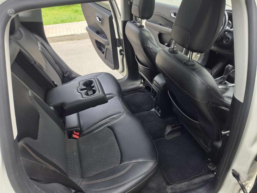 White Jeep Compass 2018 in Kaunas, with an engine capacity of 2.36 L and mileage of 128 thousand km for 10500 €, photo 19 on AUTOMOTO.COM.LV