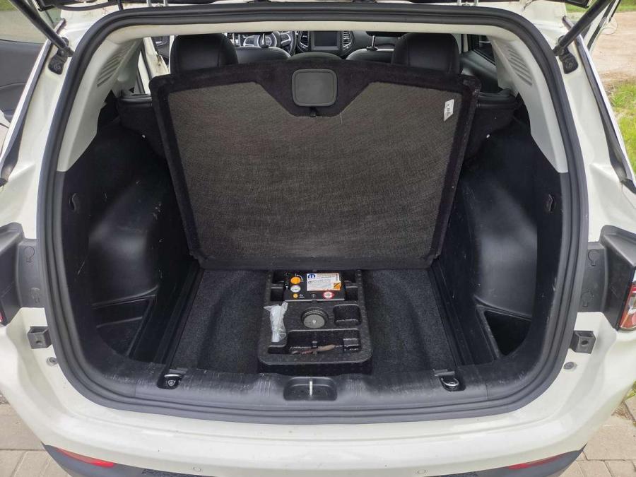 White Jeep Compass 2018 in Kaunas, with an engine capacity of 2.36 L and mileage of 128 thousand km for 10500 €, photo 20 on AUTOMOTO.COM.LV