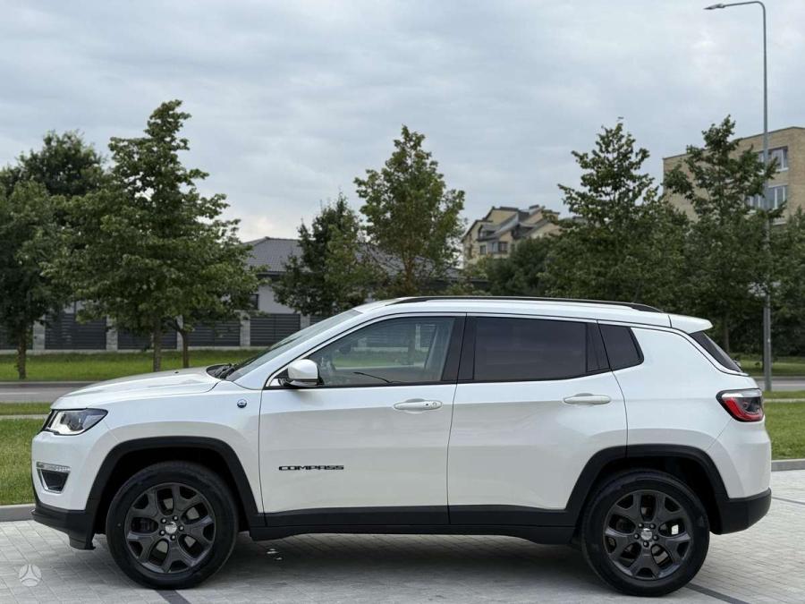 White Jeep Compass 2018 in Siauliai, with an engine capacity of 1.96 L and mileage of 247 thousand km for 12999 €, photo 6 on AUTOMOTO.COM.LV