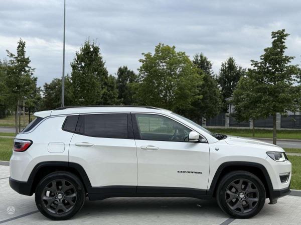 White Jeep Compass 2018 in Siauliai, with an engine capacity of 1.96 L and mileage of 247 thousand km for 12999 €, photo 6 on AUTOMOTO.COM.LV