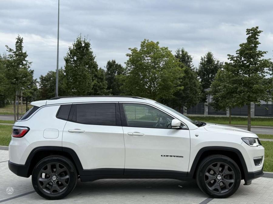 White Jeep Compass 2018 in Siauliai, with an engine capacity of 1.96 L and mileage of 247 thousand km for 12999 €, photo 7 on AUTOMOTO.COM.LV