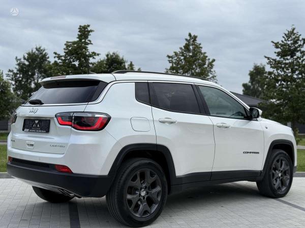 White Jeep Compass 2018 in Siauliai, with an engine capacity of 1.96 L and mileage of 247 thousand km for 12999 €, photo 8 on AUTOMOTO.COM.LV