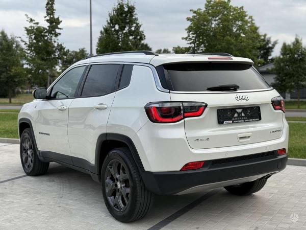 White Jeep Compass 2018 in Siauliai, with an engine capacity of 1.96 L and mileage of 247 thousand km for 12999 €, photo 9 on AUTOMOTO.COM.LV