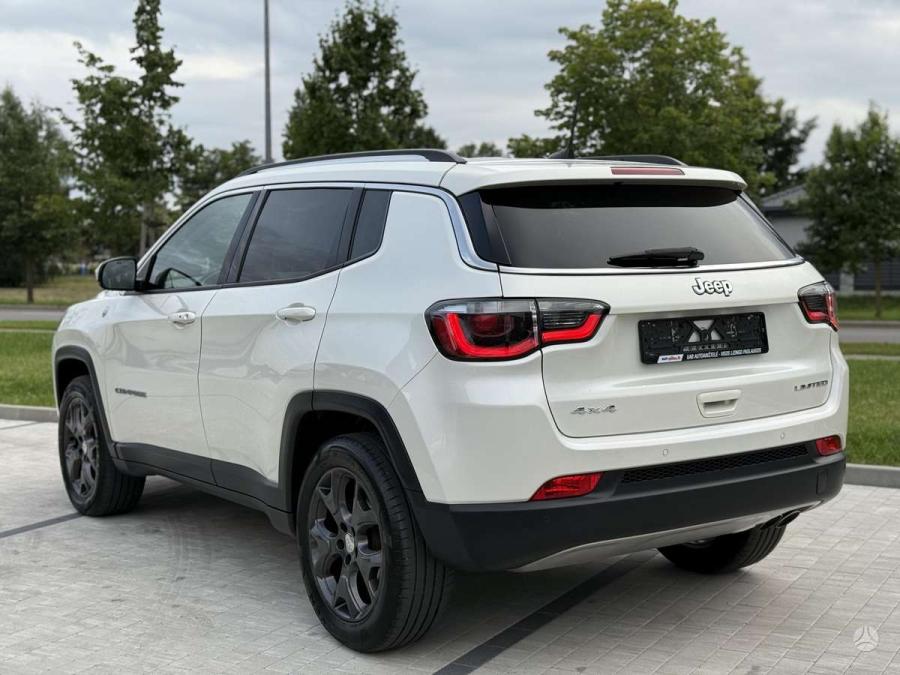 White Jeep Compass 2018 in Siauliai, with an engine capacity of 1.96 L and mileage of 247 thousand km for 12999 €, photo 10 on AUTOMOTO.COM.LV