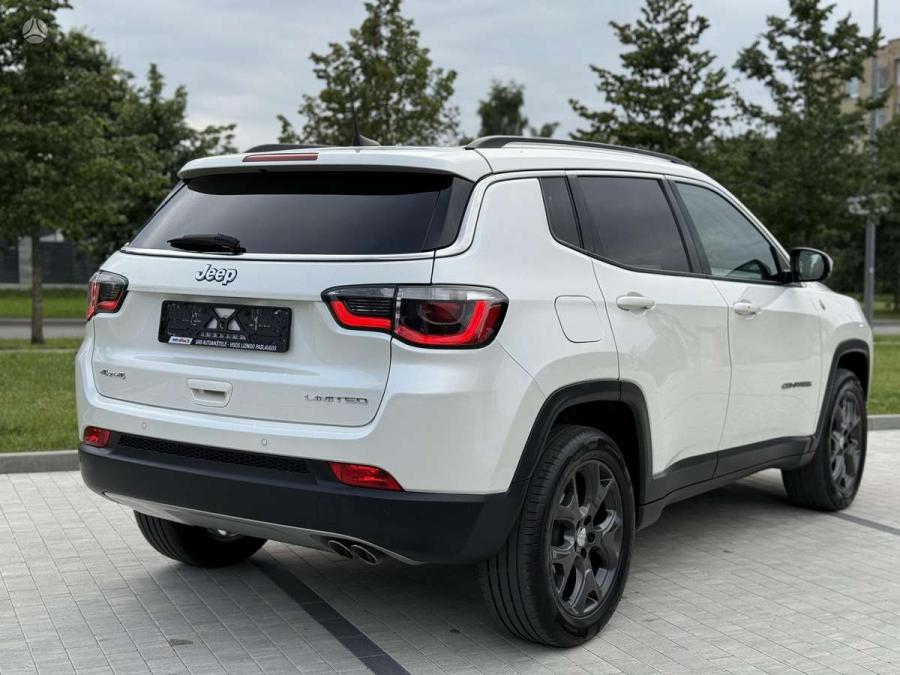 White Jeep Compass 2018 in Siauliai, with an engine capacity of 1.96 L and mileage of 247 thousand km for 12999 €, photo 11 on AUTOMOTO.COM.LV