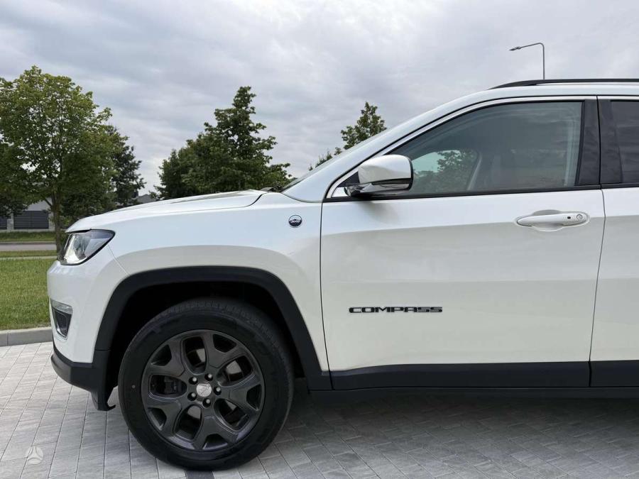 White Jeep Compass 2018 in Siauliai, with an engine capacity of 1.96 L and mileage of 247 thousand km for 12999 €, photo 14 on AUTOMOTO.COM.LV