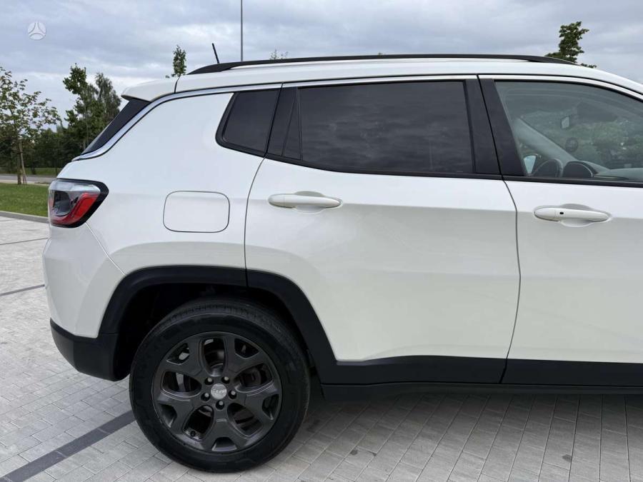 White Jeep Compass 2018 in Siauliai, with an engine capacity of 1.96 L and mileage of 247 thousand km for 12999 €, photo 16 on AUTOMOTO.COM.LV