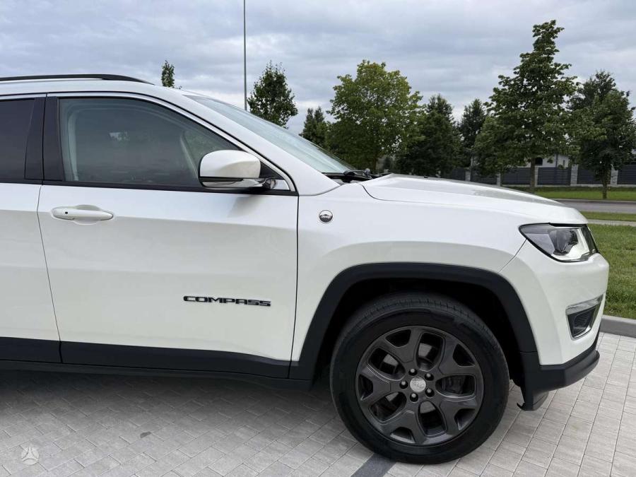 White Jeep Compass 2018 in Siauliai, with an engine capacity of 1.96 L and mileage of 247 thousand km for 12999 €, photo 17 on AUTOMOTO.COM.LV