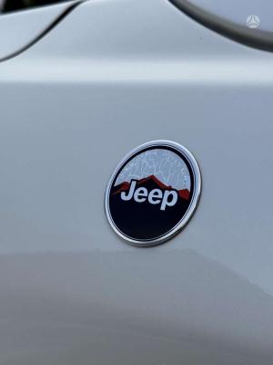 White Jeep Compass 2018 in Siauliai, with an engine capacity of 1.96 L and mileage of 247 thousand km for 12999 €, photo 18 on AUTOMOTO.COM.LV
