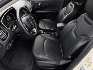 White Jeep Compass 2018 in Siauliai, with an engine capacity of 1.96 L and mileage of 247 thousand km for 12999 €, photo 19 on AUTOMOTO.COM.LV