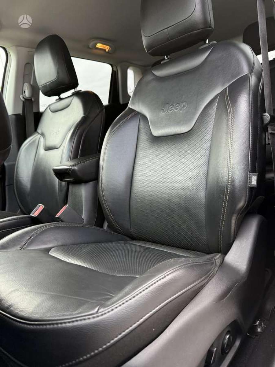 White Jeep Compass 2018 in Siauliai, with an engine capacity of 1.96 L and mileage of 247 thousand km for 12999 €, photo 20 on AUTOMOTO.COM.LV