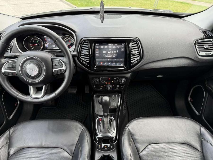 White Jeep Compass 2018 in Siauliai, with an engine capacity of 1.96 L and mileage of 247 thousand km for 12999 €, photo 21 on AUTOMOTO.COM.LV
