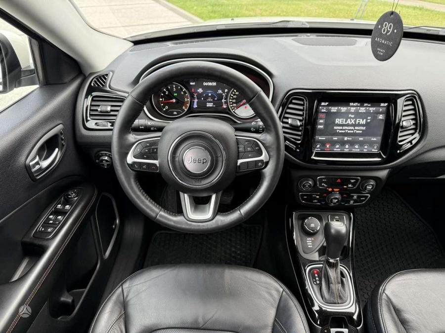 White Jeep Compass 2018 in Siauliai, with an engine capacity of 1.96 L and mileage of 247 thousand km for 12999 €, photo 22 on AUTOMOTO.COM.LV