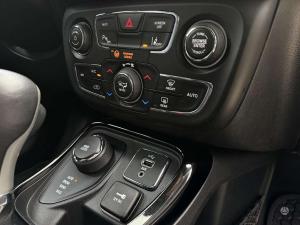 White Jeep Compass 2018 in Siauliai, with an engine capacity of 1.96 L and mileage of 247 thousand km for 12999 €, photo 26 on AUTOMOTO.COM.LV