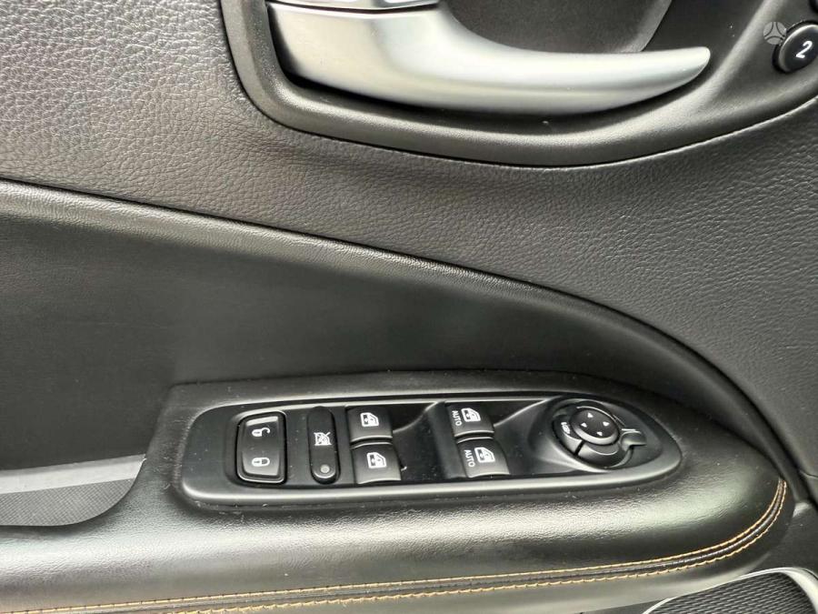 White Jeep Compass 2018 in Siauliai, with an engine capacity of 1.96 L and mileage of 247 thousand km for 12999 €, photo 29 on AUTOMOTO.COM.LV