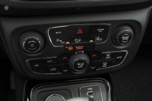 Balts Jeep Compass 2018 Viļņa, ar dzinēja tilpumu 1.96 L un nobraukumu 109 tūkst. km par 12950 €, foto 23 vietnē AUTOMOTO.COM.LV