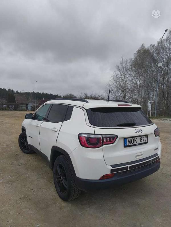 Jeep Compass 2018 in Klaipeda on AUTOMOTO.COM.LV White Jeep Compass 2018 in Klaipeda, with an engine capacity of 2.36 L and mileage of 90 thousand km for 11500 €, photo 3 on AUTOMOTO.COM.LV
