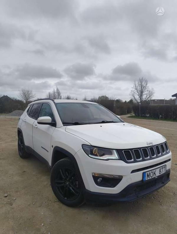 Jeep Compass 2018 in Klaipeda on AUTOMOTO.COM.LV White Jeep Compass 2018 in Klaipeda, with an engine capacity of 2.36 L and mileage of 90 thousand km for 11500 €, photo 4 on AUTOMOTO.COM.LV